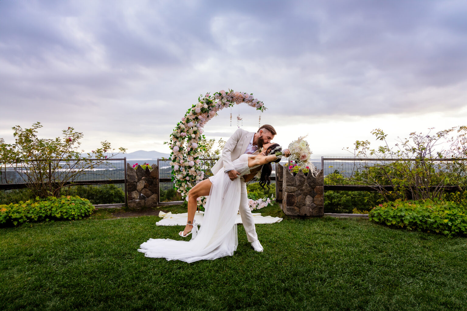 5 Expert Tips to Master the Mid-Aisle Dip Kiss for Picture-Perfect ...